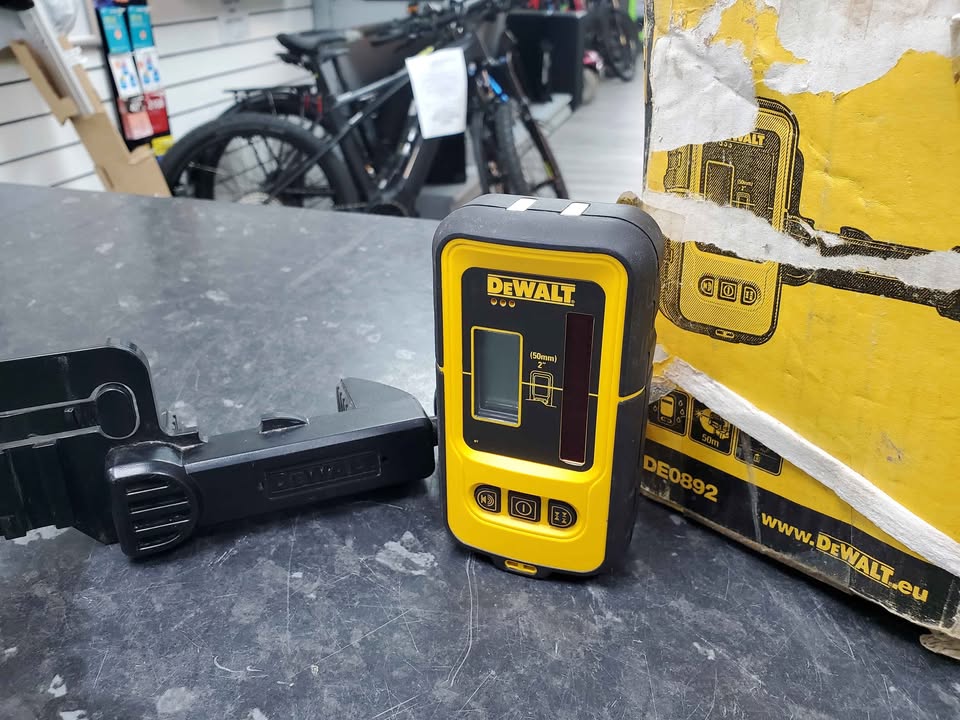 Pre-owned DeWalt Dewalt (DE0892) Green Laser Detector (Boxed) - Own4Less